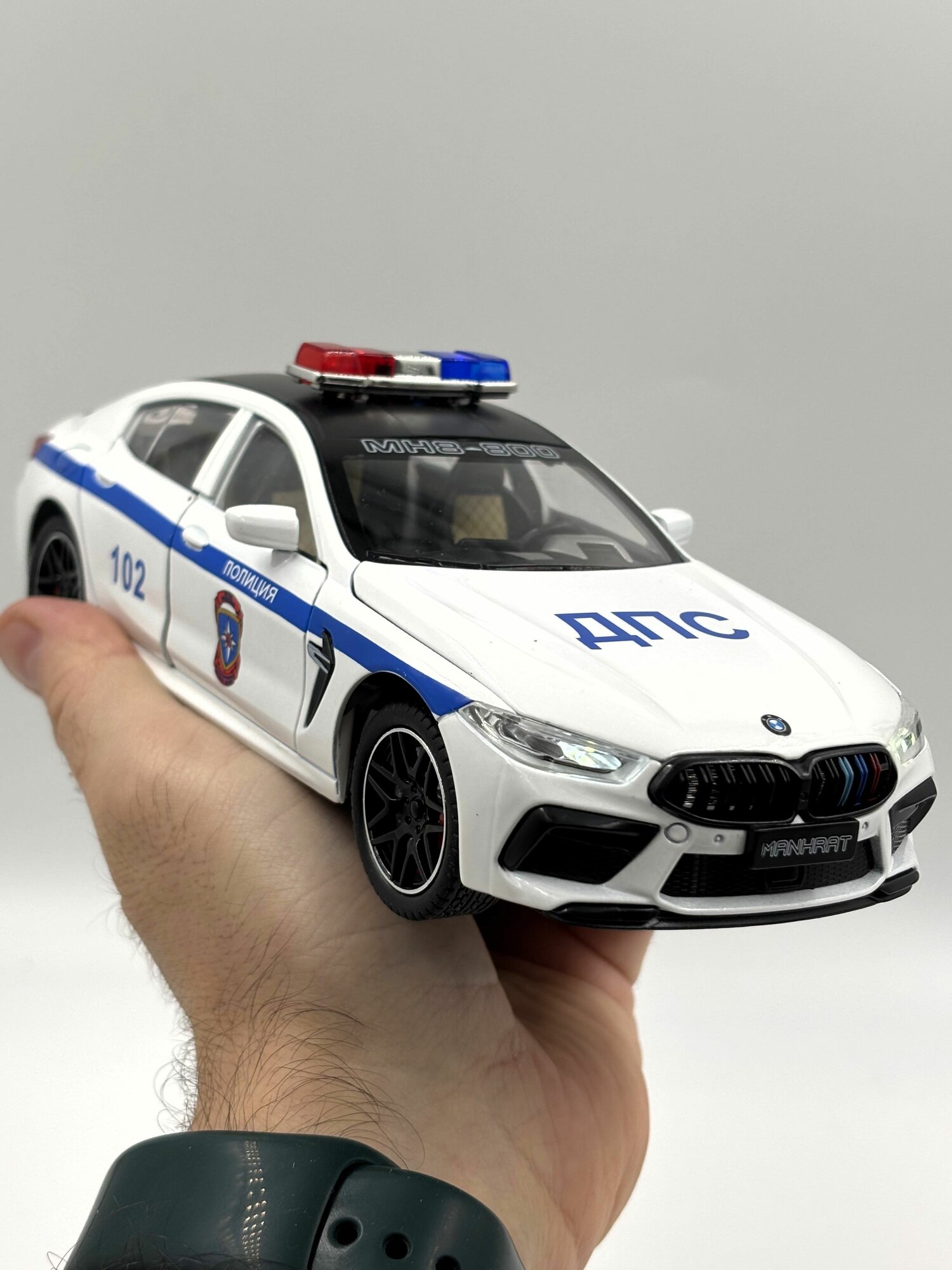 Металлическая машинка БМВ М8 ДПС / инерционная машина BMW М8 белая / подарок для мальчика