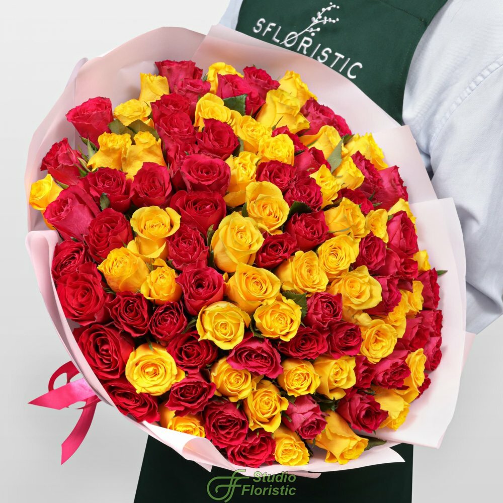 Букет роз STUDIO FLORISTIC «Сафари эмоций», 101 цветок, оберточная бумага, высота 40 см