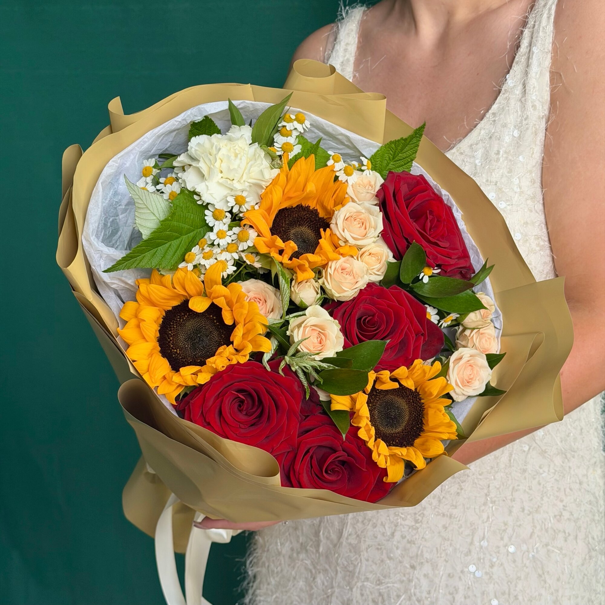 Пышный яркий букет, розы Эквадор, подсолнухи, розы кустовые, ромашка