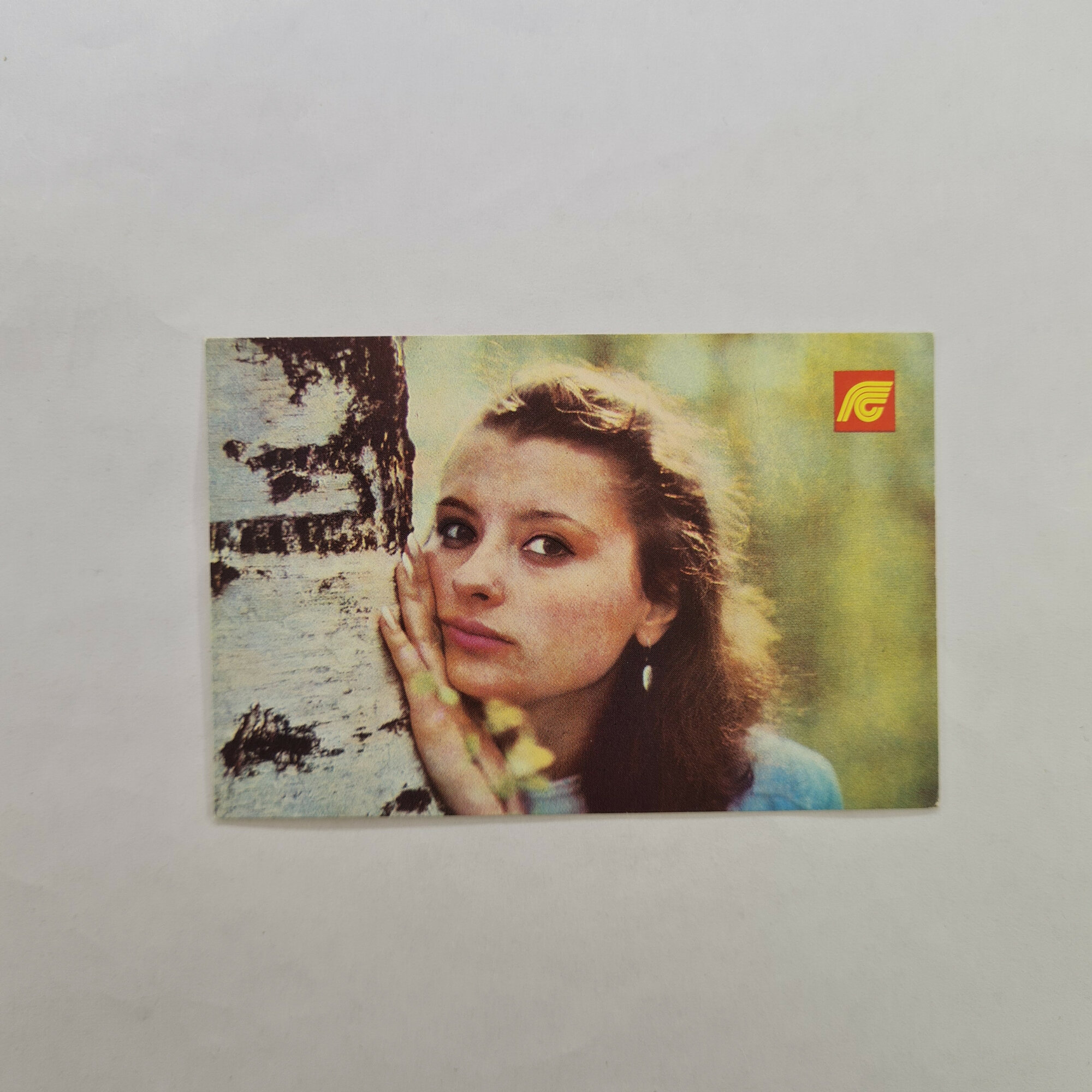 Карманный календарик СССР 1990. Страхование, девушка у березы. Советский календарь