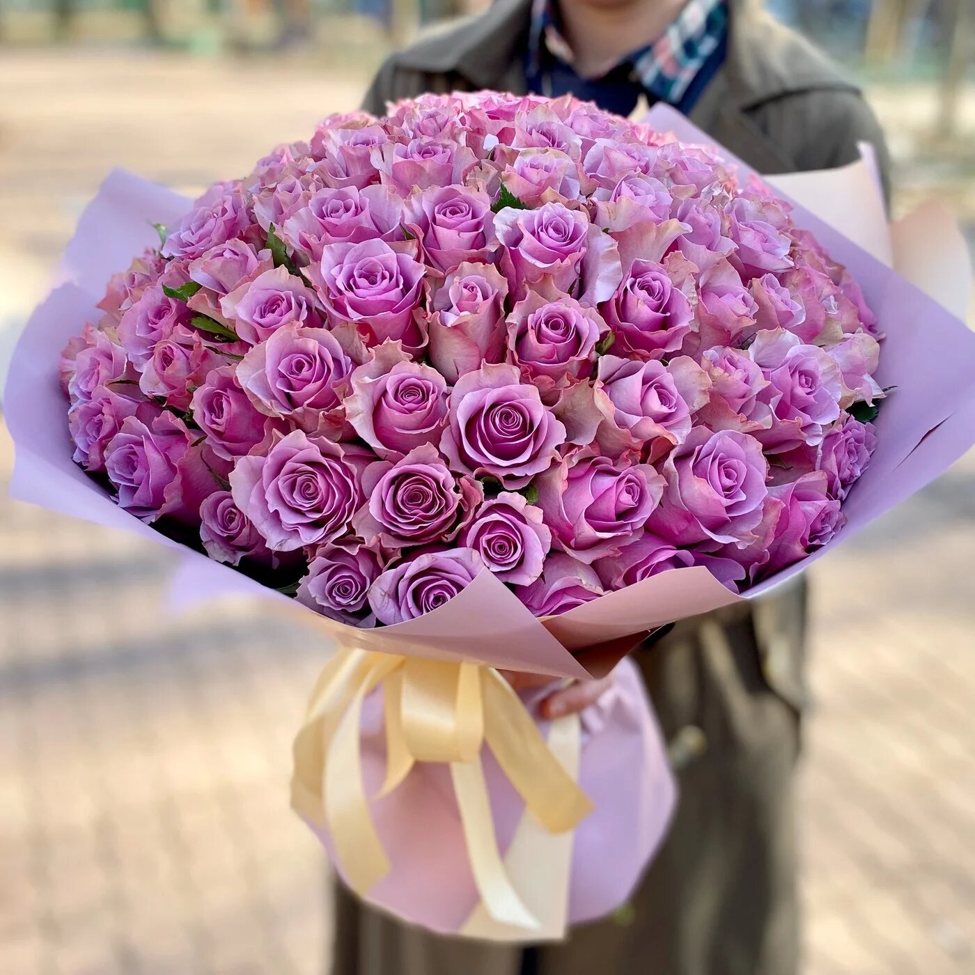 Монобукет живых цветов 101 сиреневая роза, высота 40 см, от ROZA4U