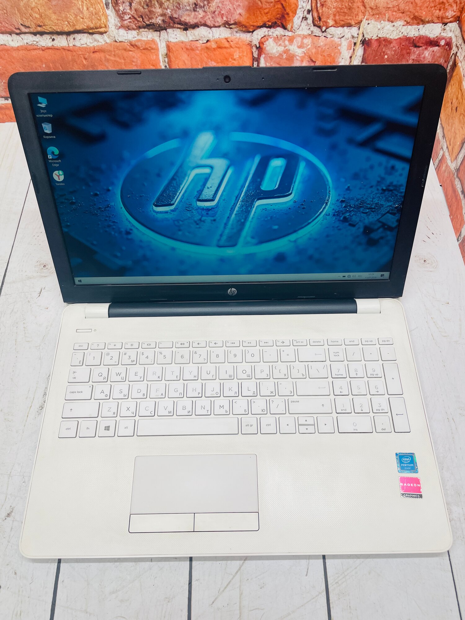 Игровой ноутбук 15,6, HP 15-bs596ur, Intel Pentium 3710, 4 Gb DDR3, 120 Gb SSD, AMD Radeon 530