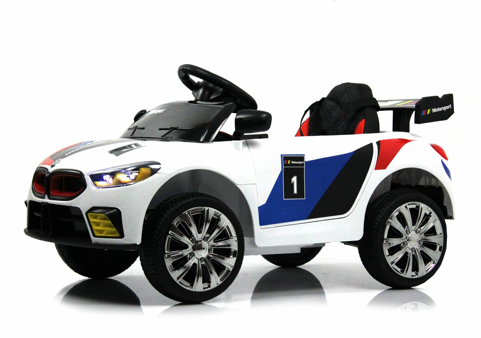 Эксклюзивный белый электромобиль RiverToys F444FF, рассчитанный на одного пассажира, комплектуется пультом дистанционного управления.