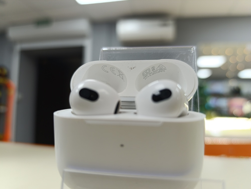 Беспроводные наушники Apple AirPods 3 MagSafe Charging Case, белый Б/У,уценка