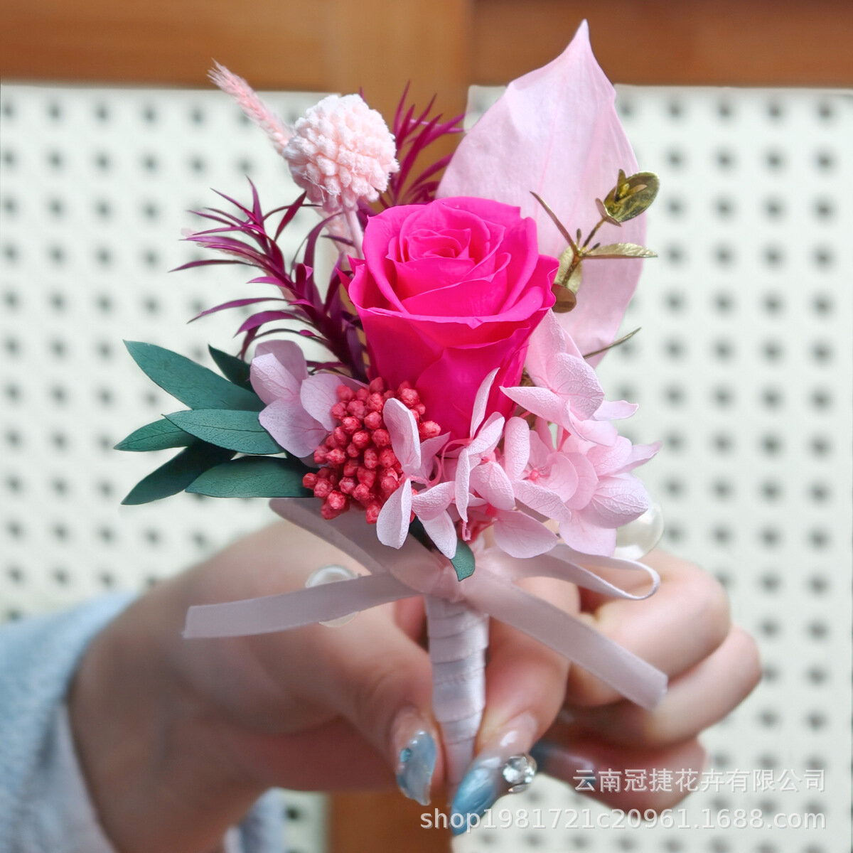 Букет из гортензий в винтажном стиле — изысканный и роскошный свадебный сувенир для жениха и невесты, дополненный брошами и бутоньерками из засушенных роз.