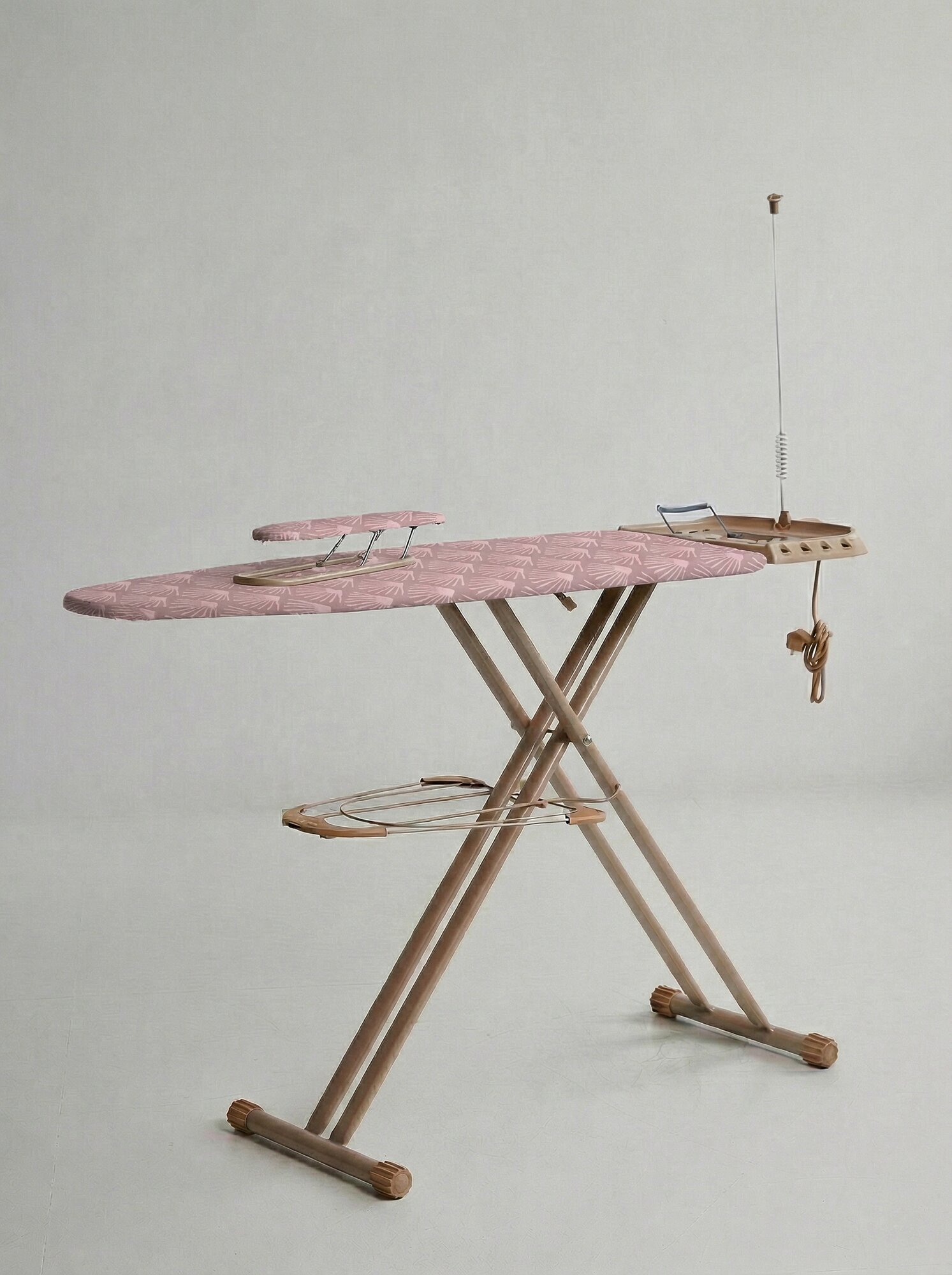 Гладильная доска Haushalt Sophy 1235х460 мм с тефлоновым чехлом, полкой и розеткой