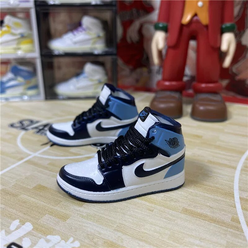 Миниатюрная модель кроссовка Air Jordan 'Черный обсидиан UNC синий' масштаба 1/6 для приборной панели - пара