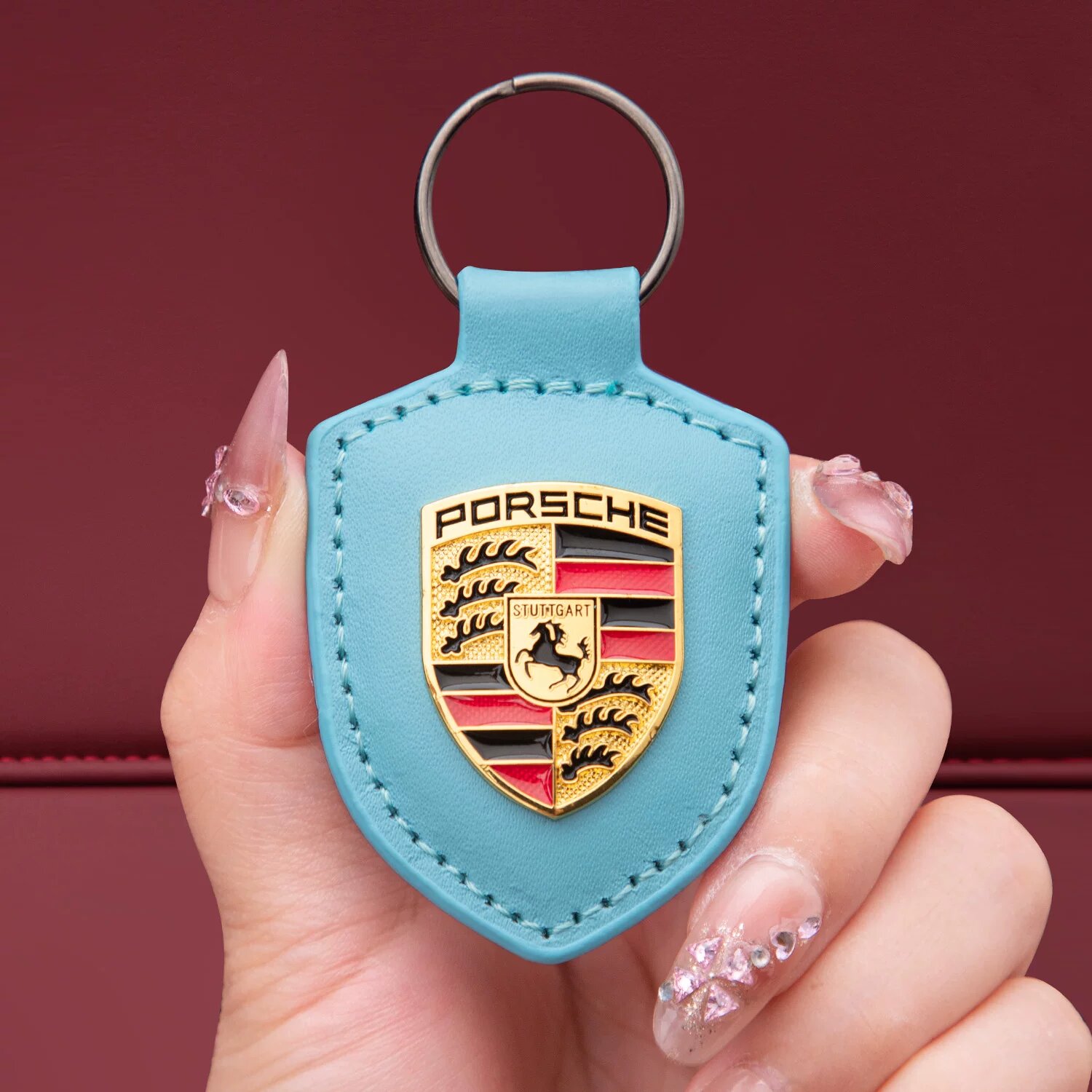 Кожаный брелок Porsche в ледяном синем цвете с классическим гербом щита - роскошный аксессуар для автомобилей