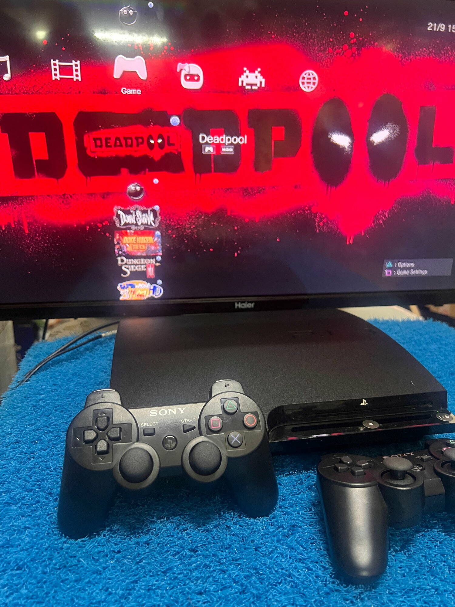 Playstation 3 160 gb с 2 джойстиками и 20 играми