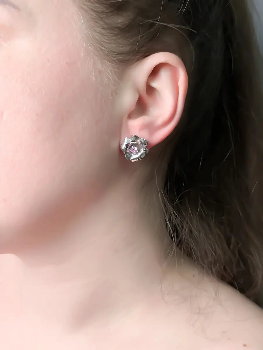 Серьги пусеты, серебро, 925 проба, родирование, сапфир синтетический