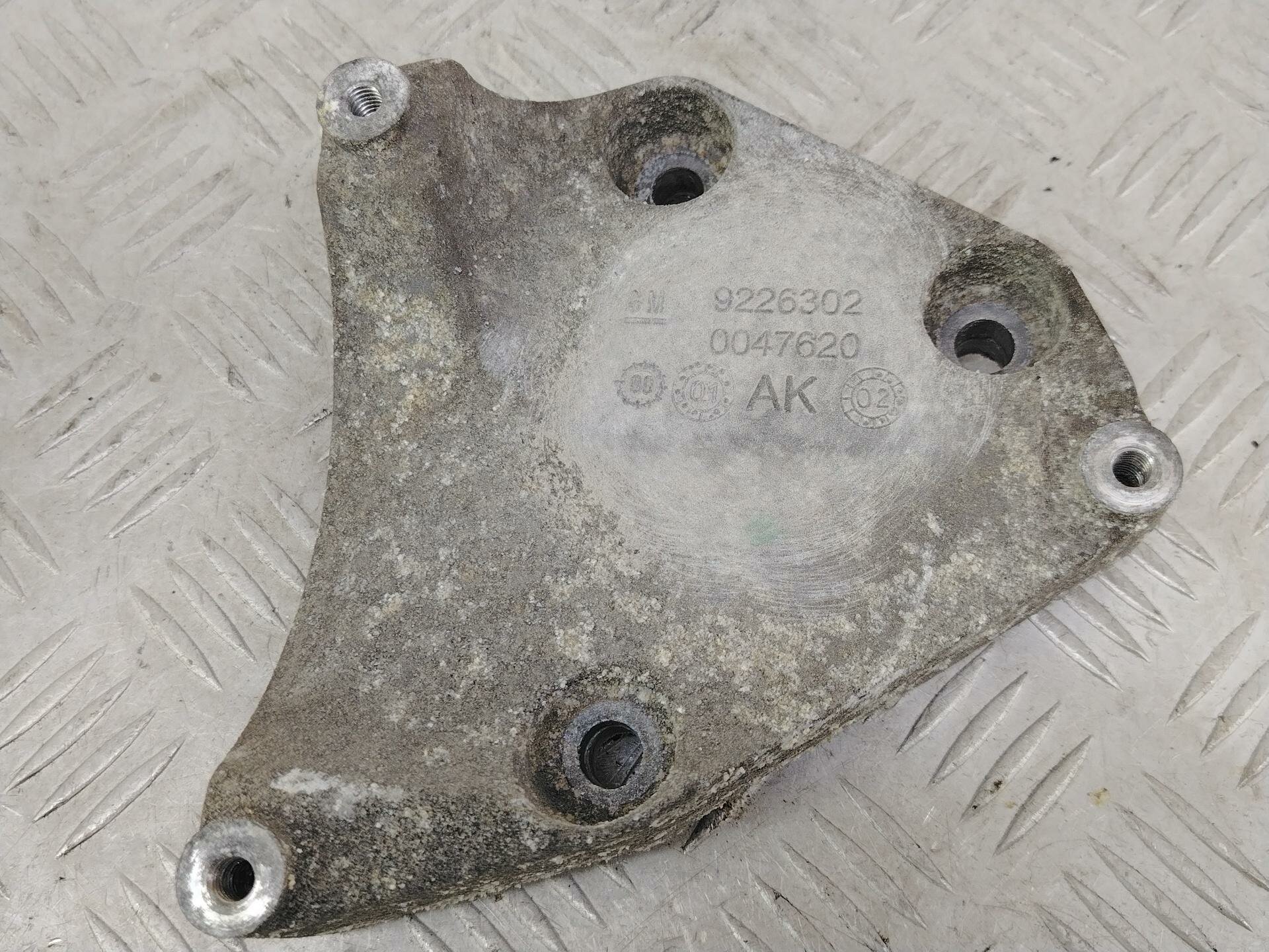 Кронштейн компрессора кондиционера Opel Zafira A рест. (2003 - 2006) 9226302