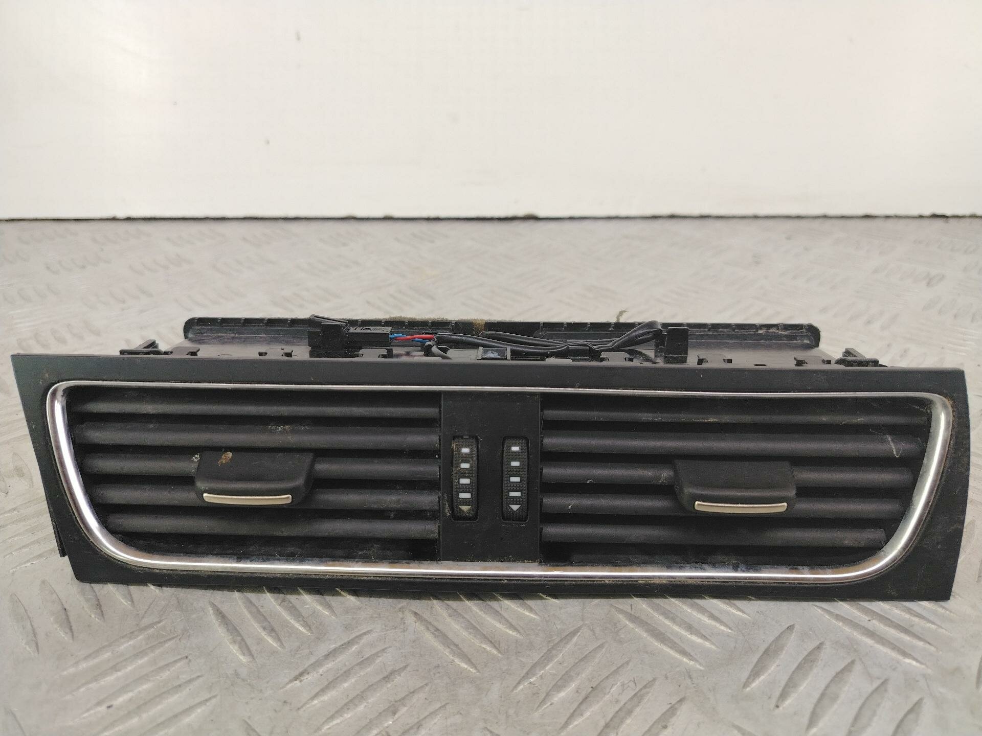 Дефлектор обдува салона центральный Audi A4 B8 (2007 - 2012) 06485006