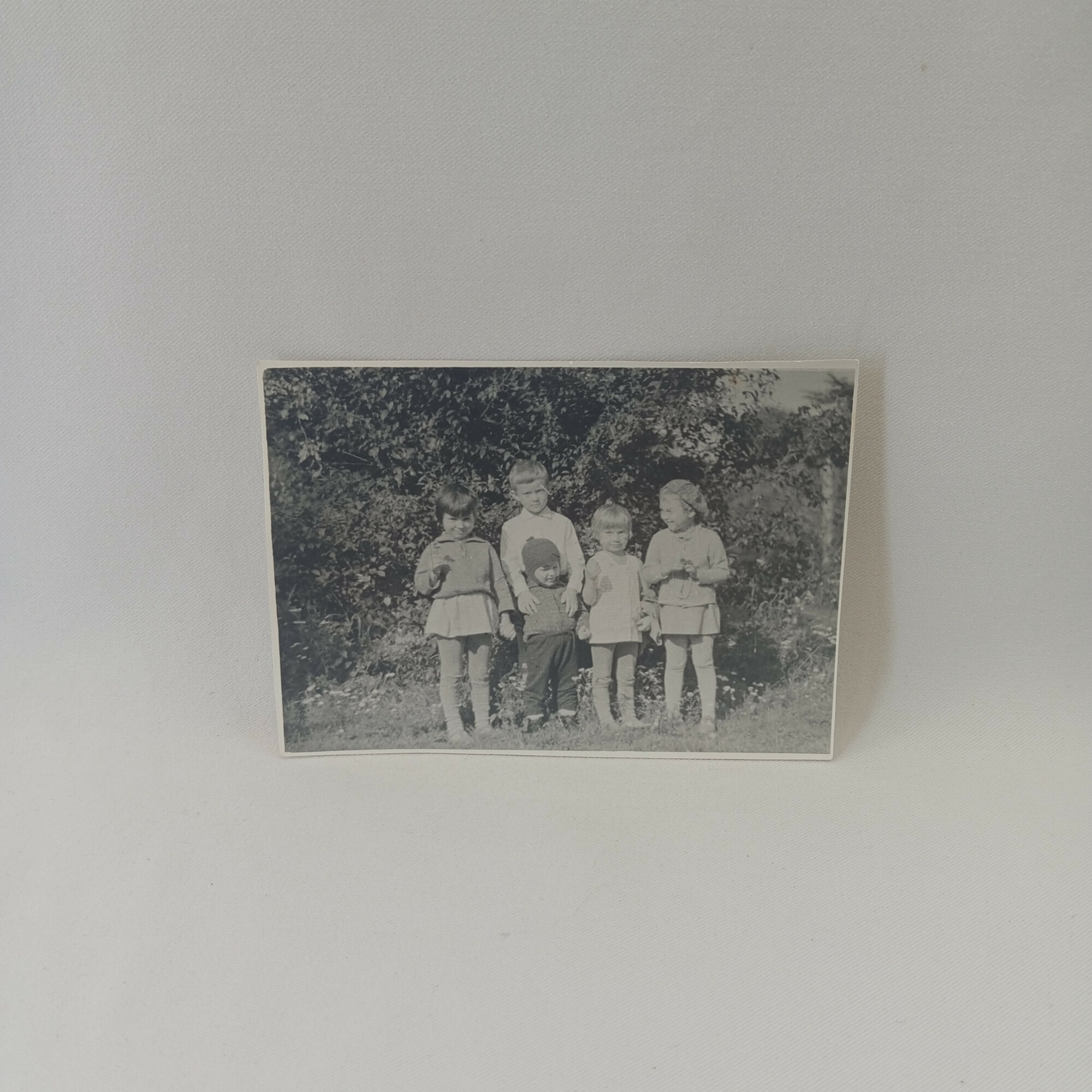 Фотография винтажная, СССР. Черно белый снимок с детьми на прогулке, любительское фото