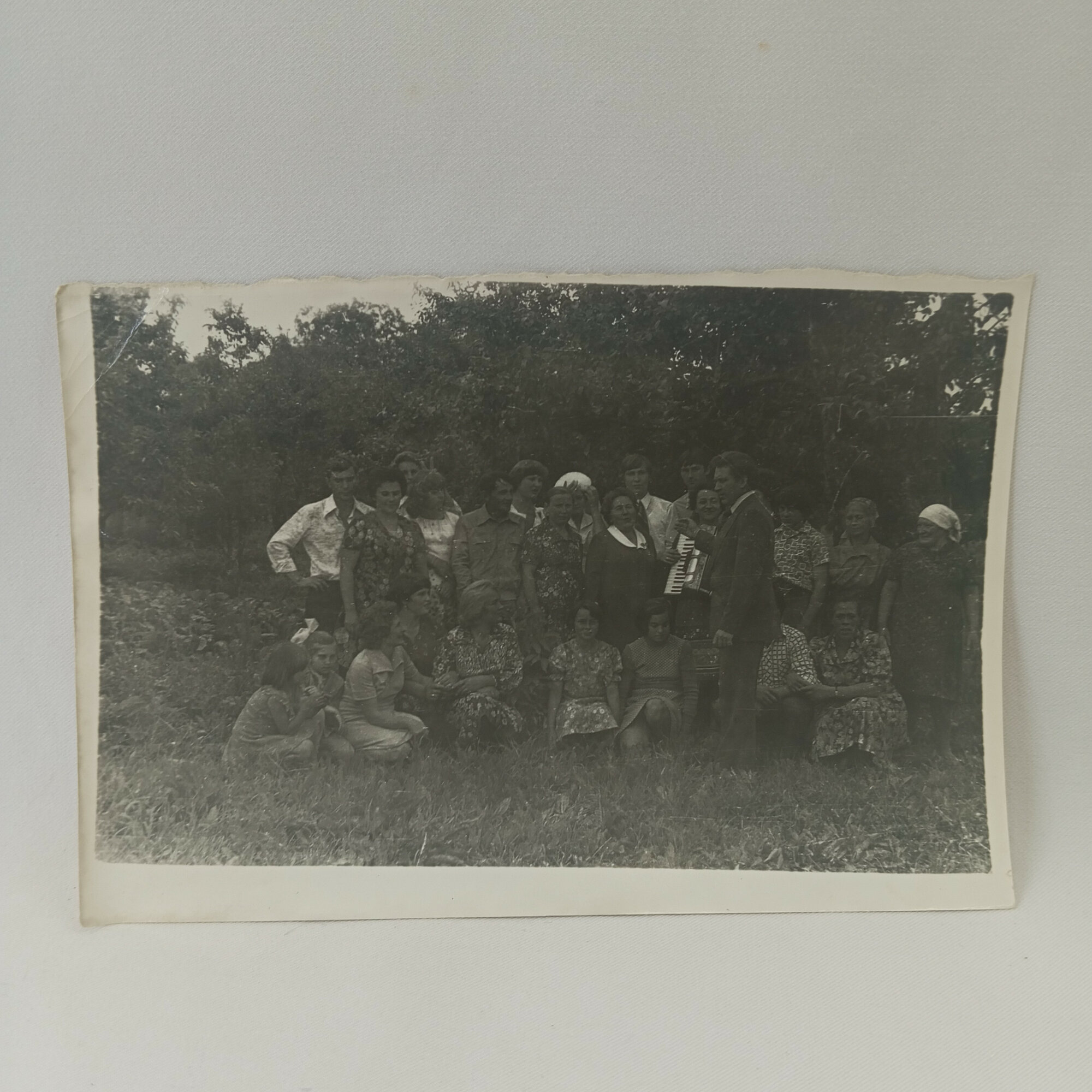 Фотография винтажная, СССР. Черно белый групповой снимок на природе, датировка 1980 год