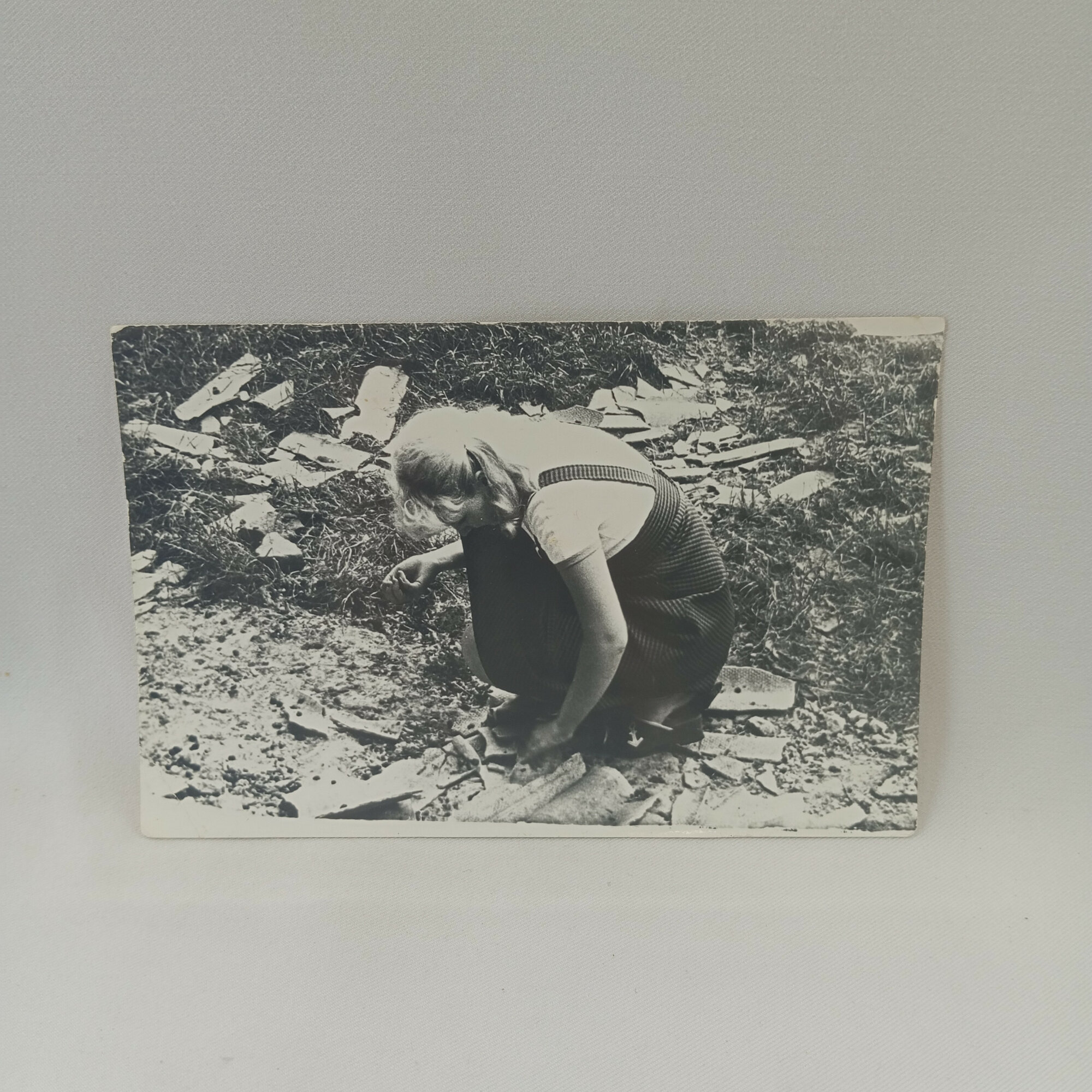 Фотография винтажная, СССР. Черно белый любительский снимок с девушкой на природе