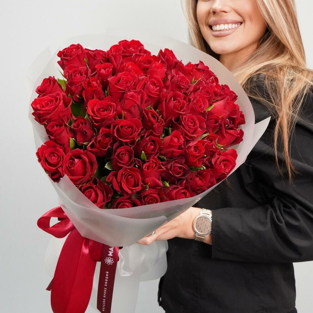 Букет из 51 кенийской розы в красивой белой упаковке из пленки под атласную ленту