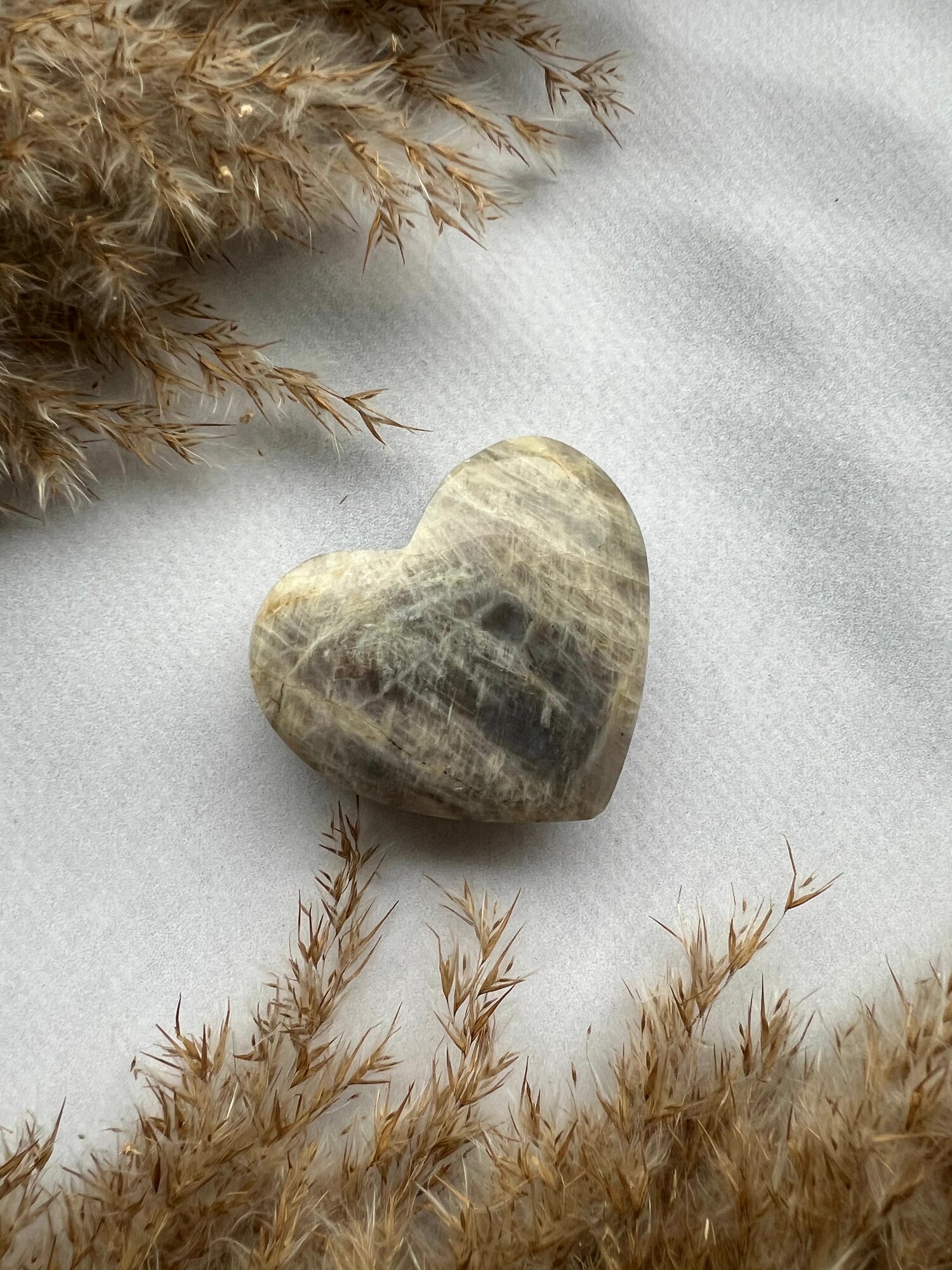 Фигурка "Сердце" из натурального камня Беломорит (Лунный камень).