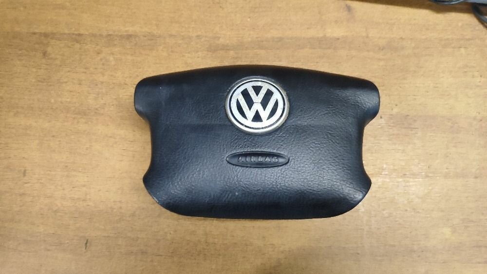 Подушка безопасности водителя Volkswagen Passat 5 3B0880201M