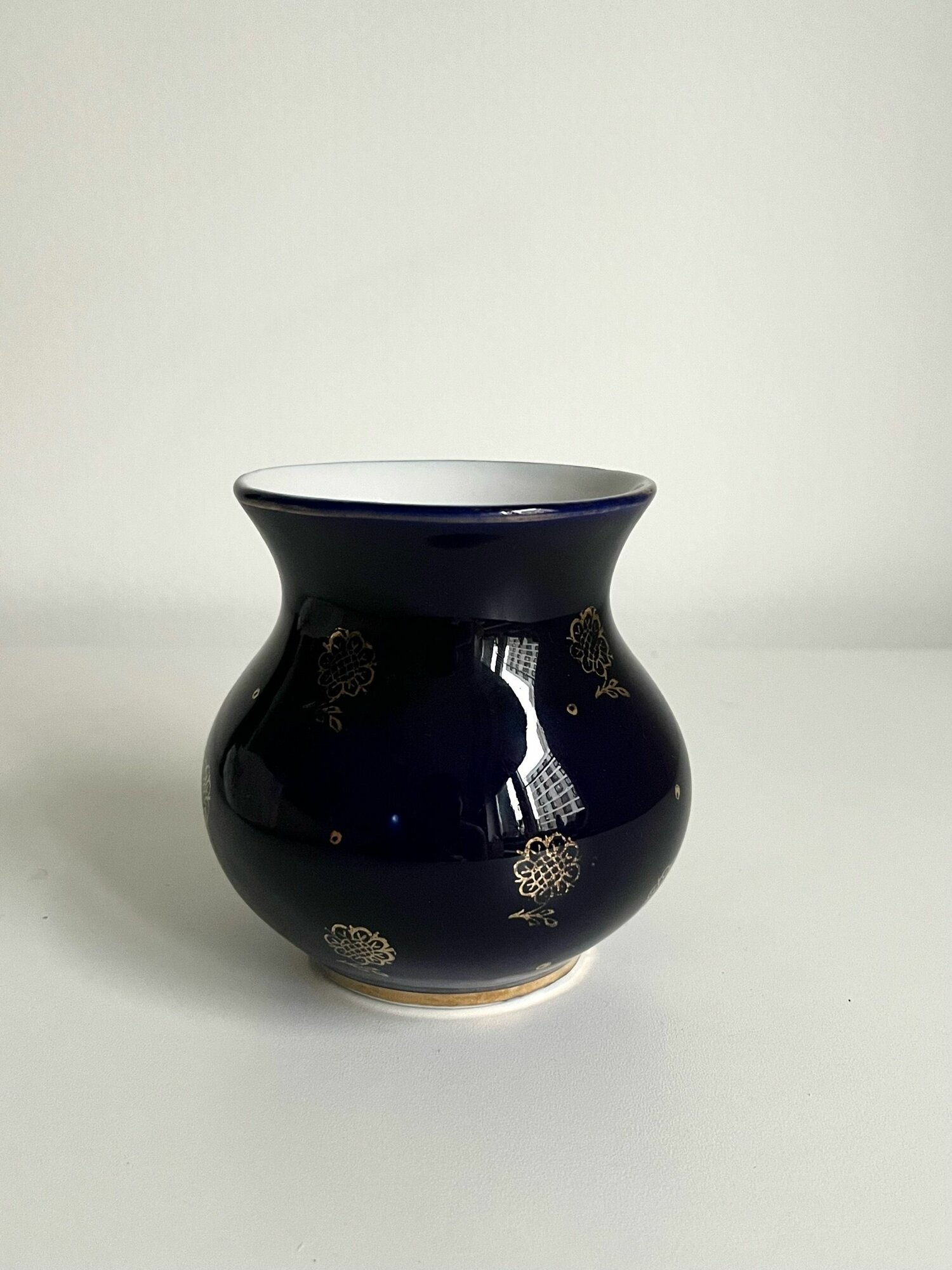 Ваза "Подсолнухи". СССР. 1960-е годы. ЛФЗ. Позолота. Кобальт. Высота: 11 см.