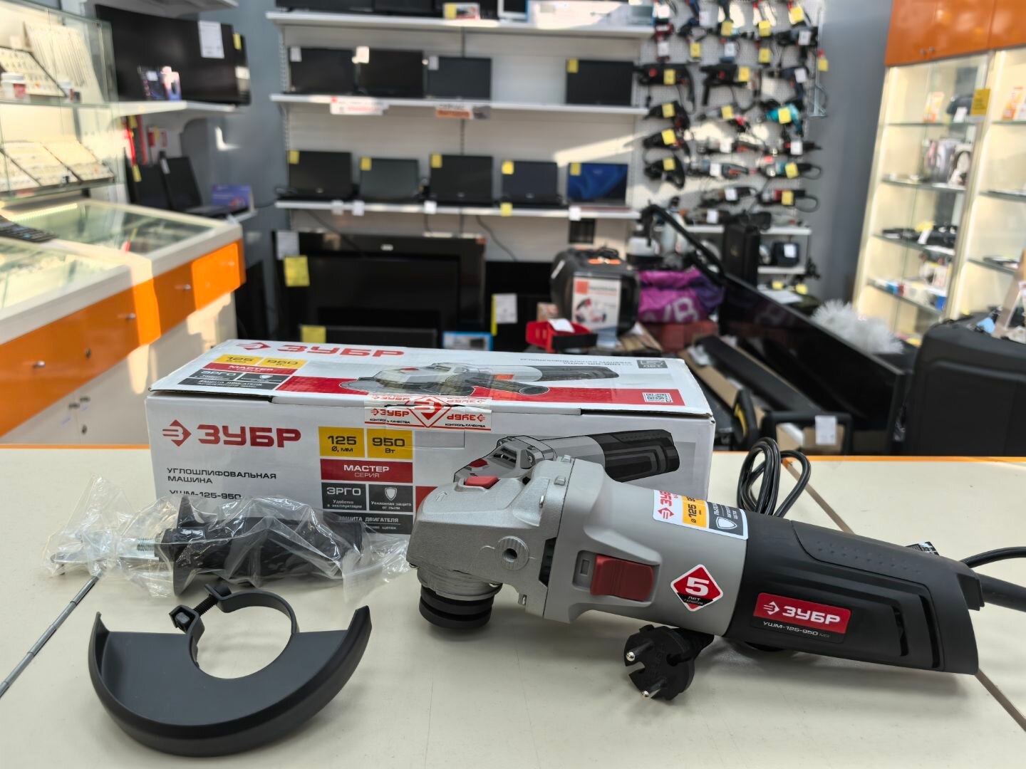 ЗУБР Углошлифовальная машина (болгарка) ЗУБР 950 Вт, 125*22,2 мм, УШМ-125-950 М3, уценка
