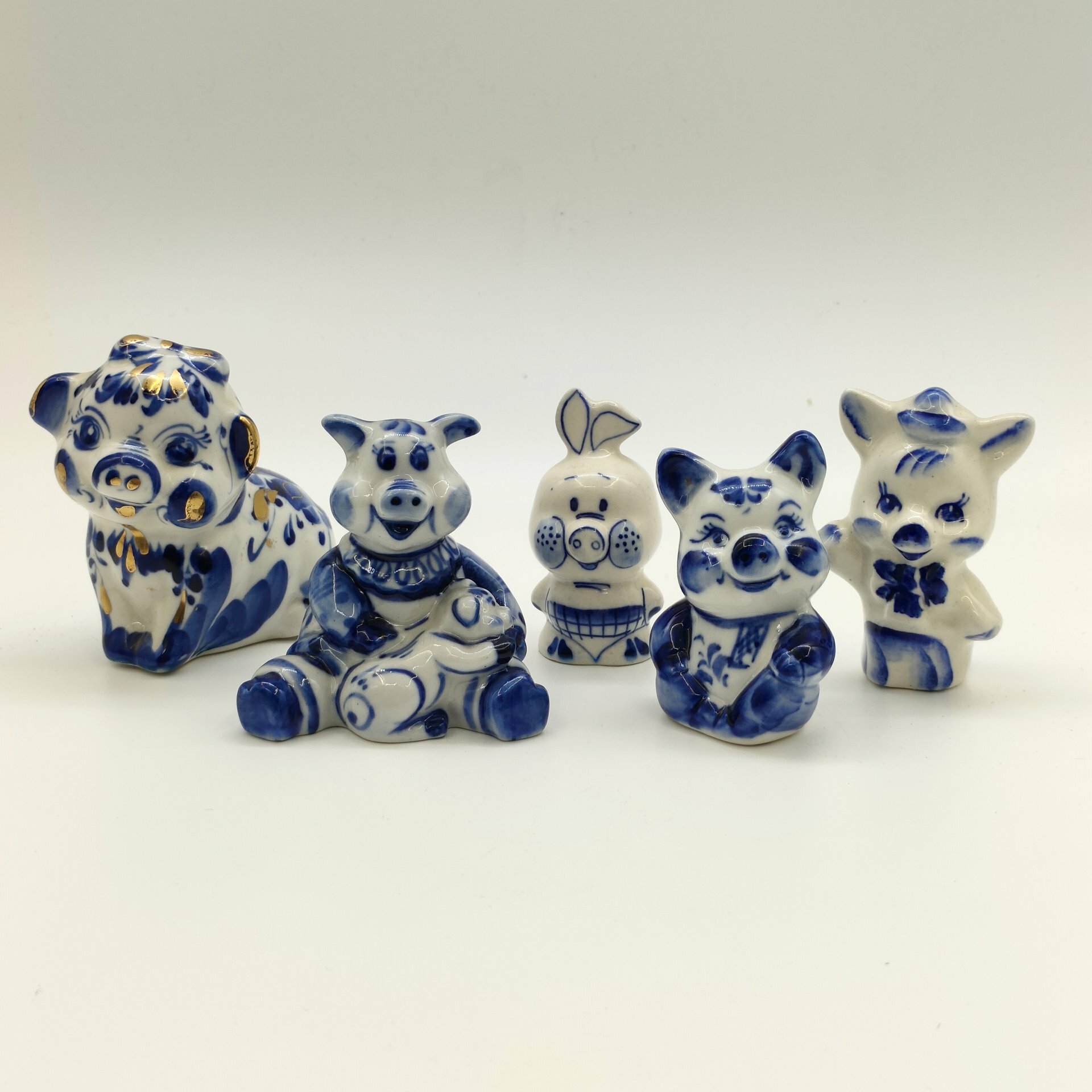 Набор из пяти статуэток "Хрюшки", Гжель, фарфор, роспись, золочение, Россия
