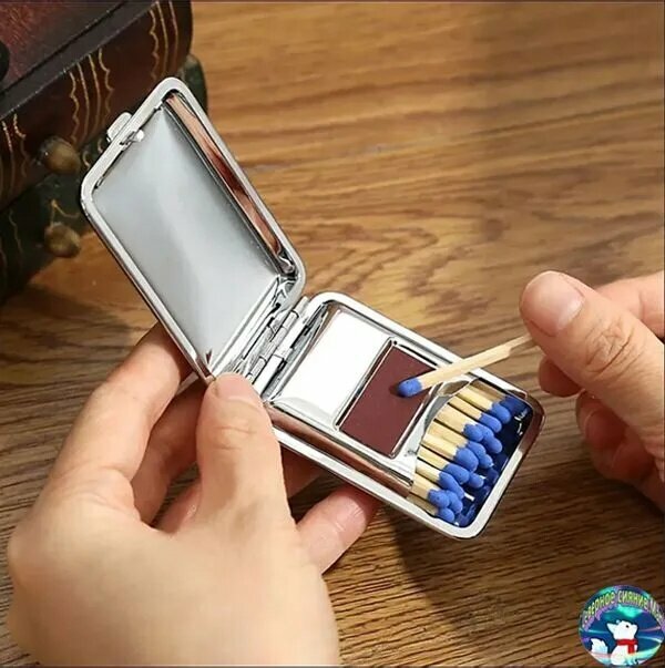 Спичечница длина 6.5 см, ширина 4.6 см, высота 1.5 см.