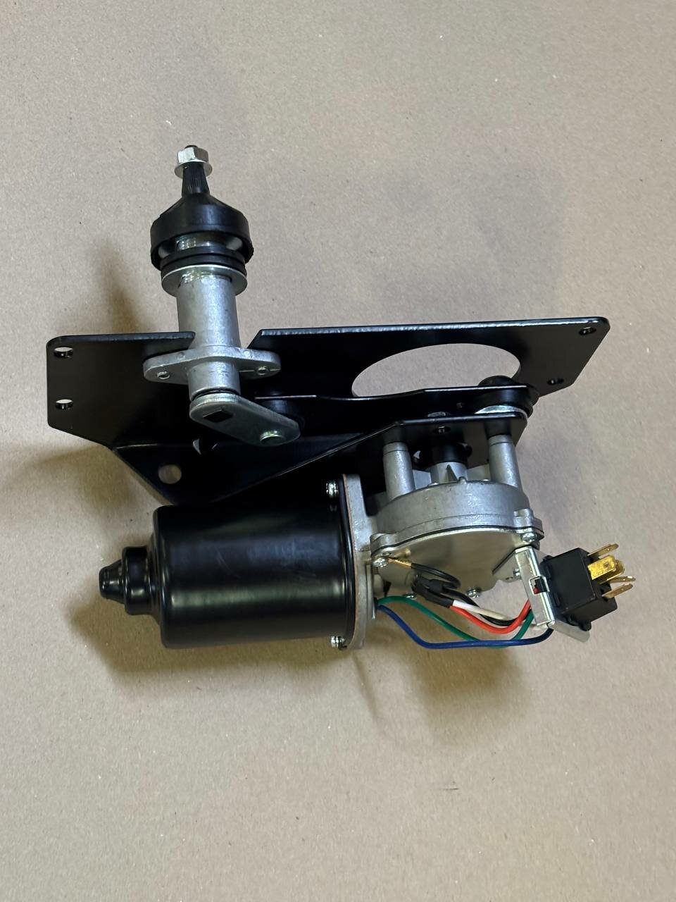 Моторедуктор (привод) стеклоочистетеля передний УК МТЗ-82,-1221, без рычага, без щётки 12V