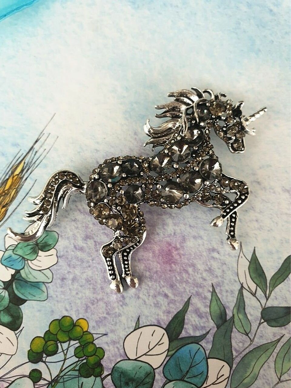 Брошь, стразы