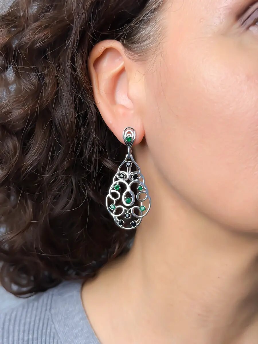 Серьги с подвесками, серебро, 925 проба, родирование, шпинель, изумруд