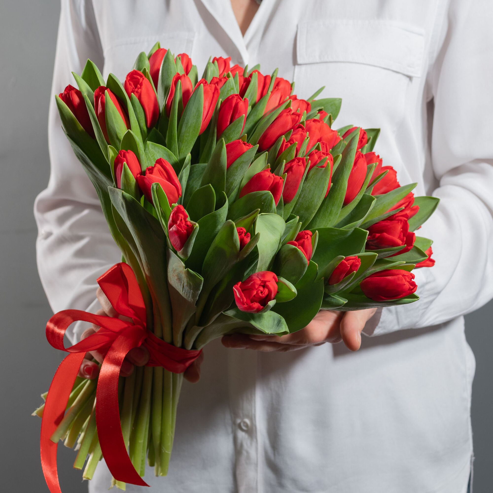 Букет Flor-Pro Flowers живых цветов из 51 красного тюльпана с атласной лентой