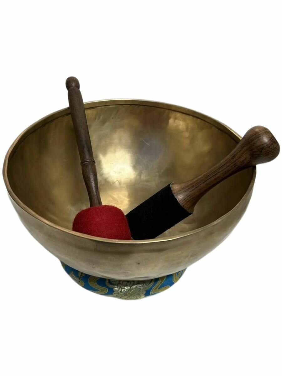 Тибетская поющая чаша (кованая): диаметр 27 см, нота Ля, частота вибрации: 109 Гц, в комплекте со стиком и подушечкой