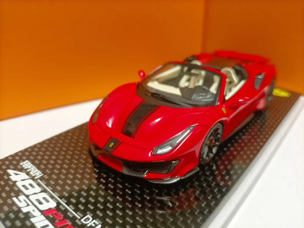Коллекционная смоляная модель родстера Ferrari 488 Pista Spider в красном цвете, масштаб 1:43