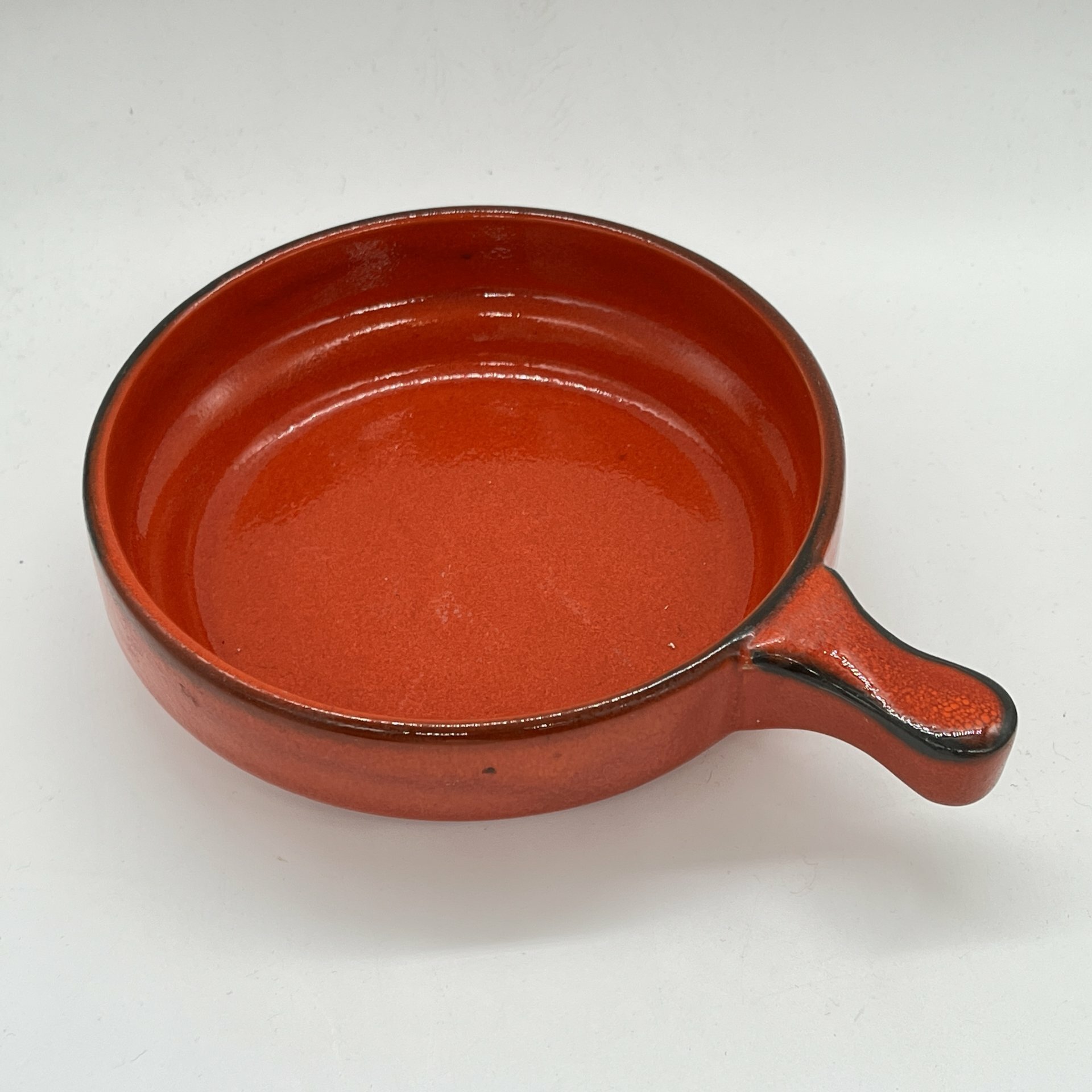 Сервировочная тарелка с ручкой красного оттенка, Kil, керамика, Югославия, 1970-1980 гг.