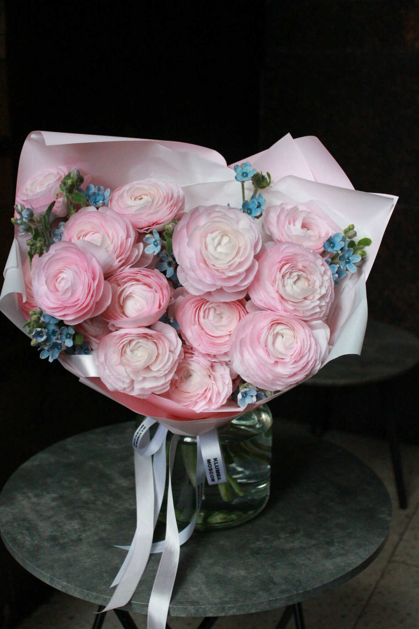 Ранункулюсы с оксипеталумом размер L от студии цветов клумба. москва