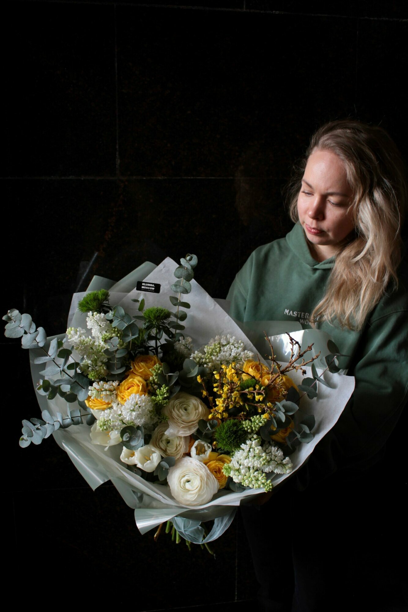 Бело-желтый весенний букет размер XL от студии цветов клумба. москва