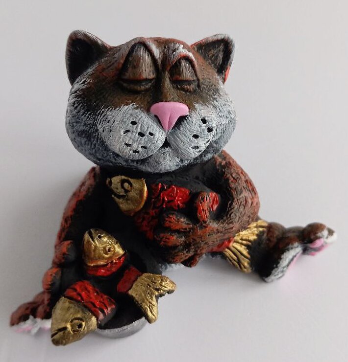 Фигурка "Кот на рыбалке". Искусственный камень. Золотистый цвет.