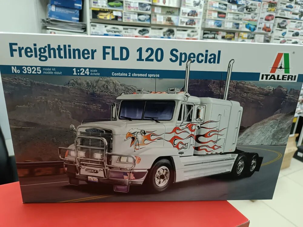 Сборная модель Italeri Freightliner FLD 120 Special 3925 масштаб 1:24 для взрослых и детей старше 14 лет