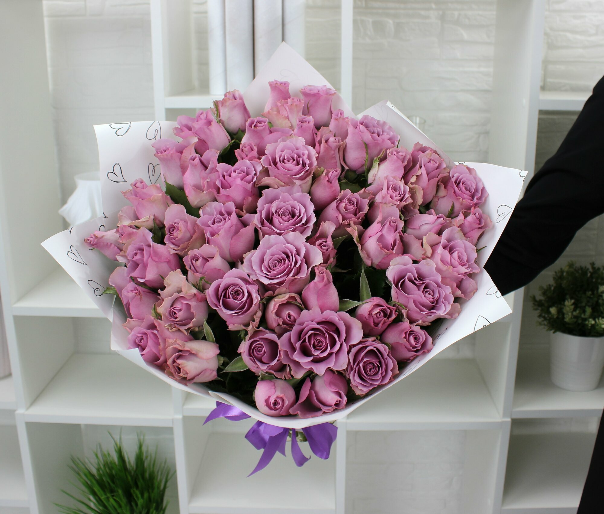 Монобукет THE FLOREAL сиреневая роза 51 штука, высота 40 см, с бантом