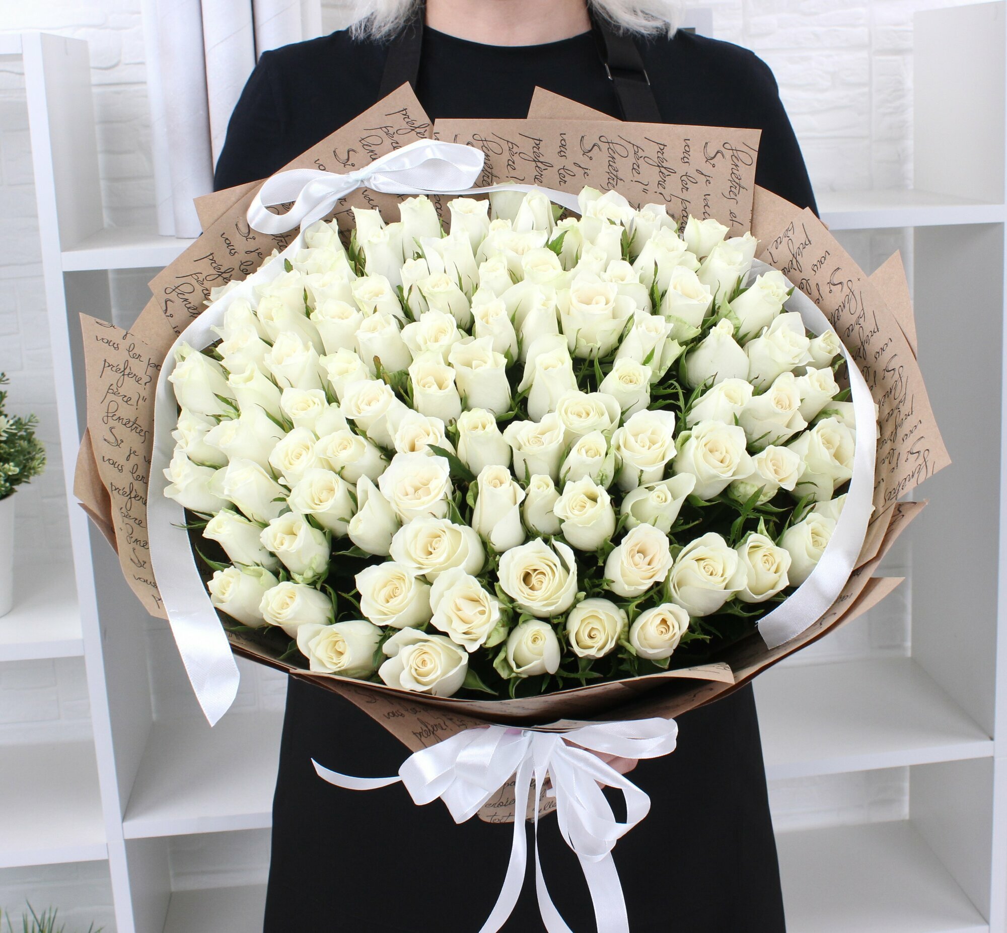 Монобукет THE FLOREAL белая роза 101 штука, высота 40 см, с бантом