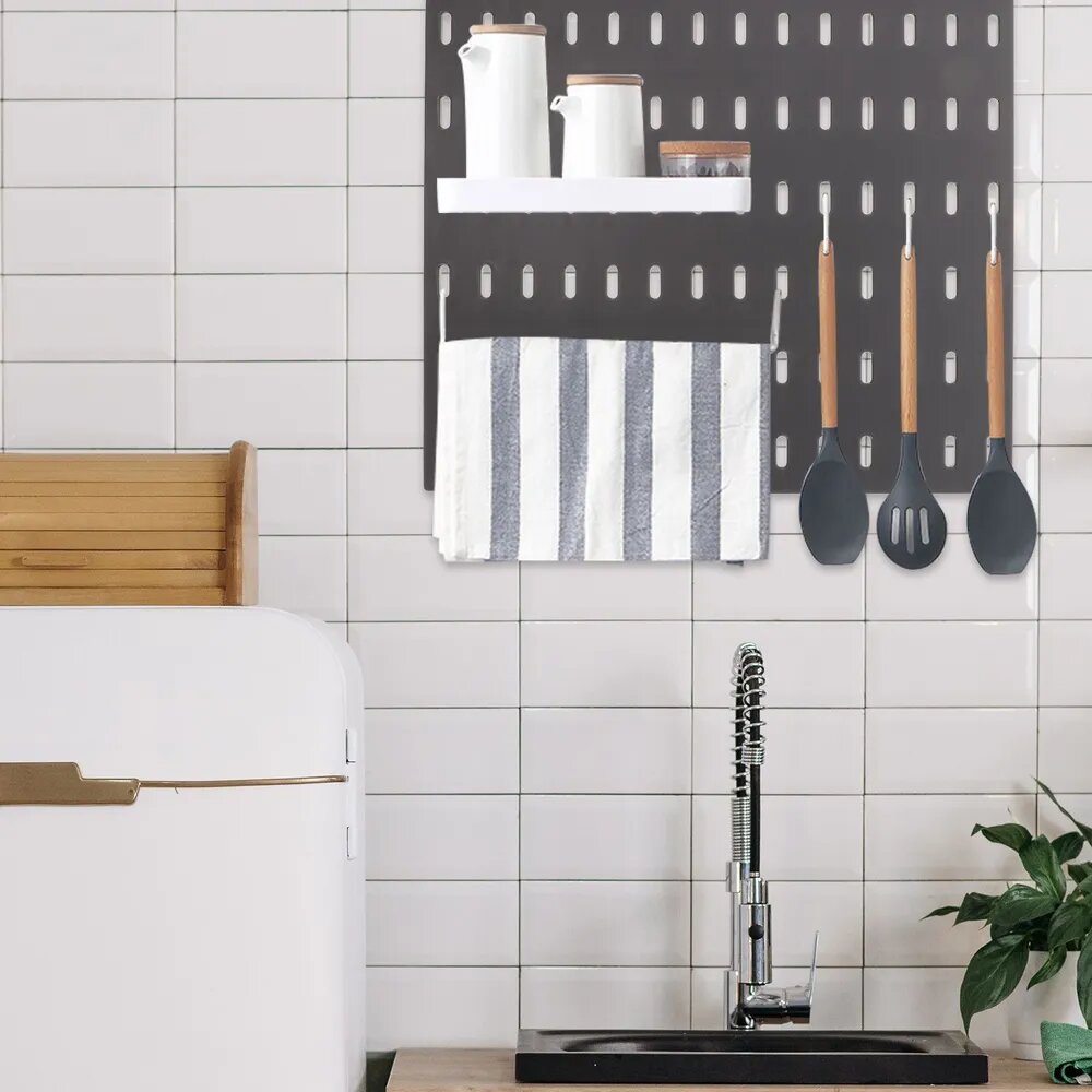 Черная пластиковая панель с отверстиями для крепления и хранения на стене, универсальная