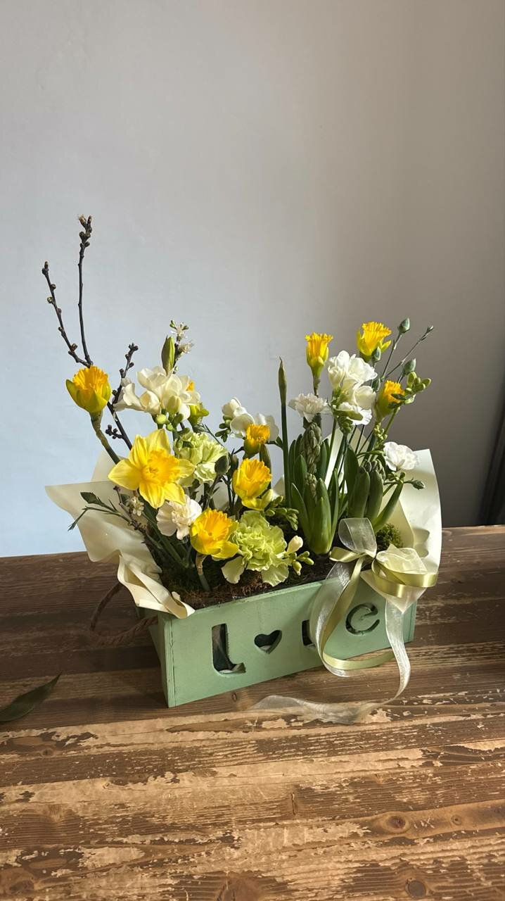 Весенняя композиция в ящике: Гиацинт в земле, нарциссы и фрезия