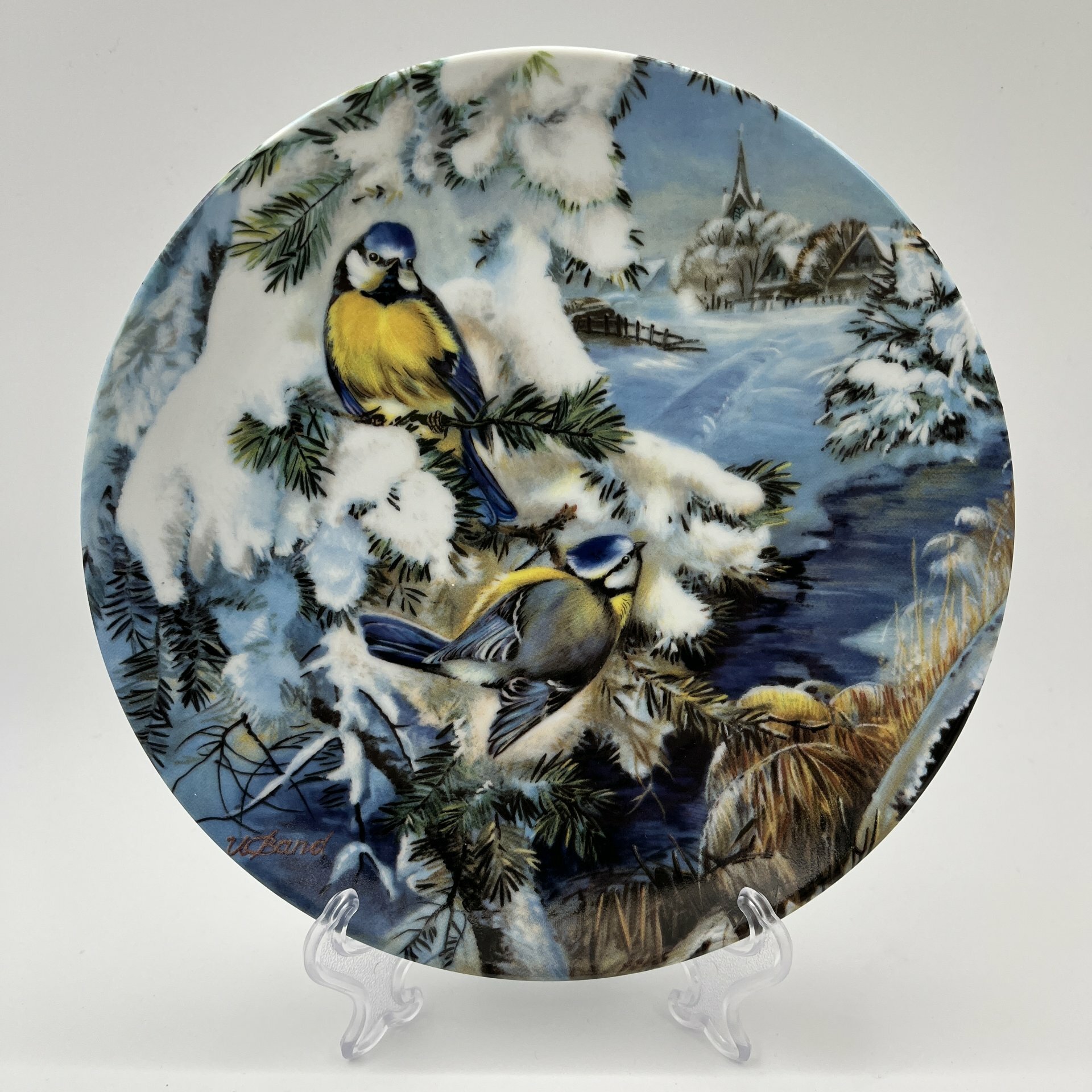 Тарелка настенная декоративная "Синицы среди еловых ветвей"