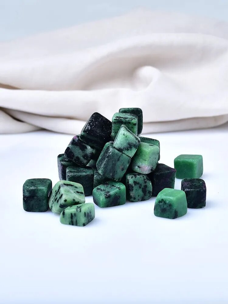 Полированные кубики натурального камня "Рубиновый Цоизит" (1-1,5 см, 100 г)