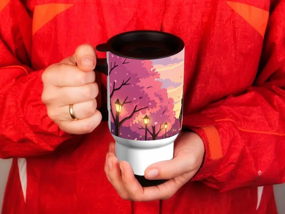 Тремокружка для авто с принтом "Парижская влюбленная пара у башни. Романтическая сцена на фоне Эйфелевой башни: влюблённые стоят у воды среди розовых деревьев, фонарей и." 0.5 л.