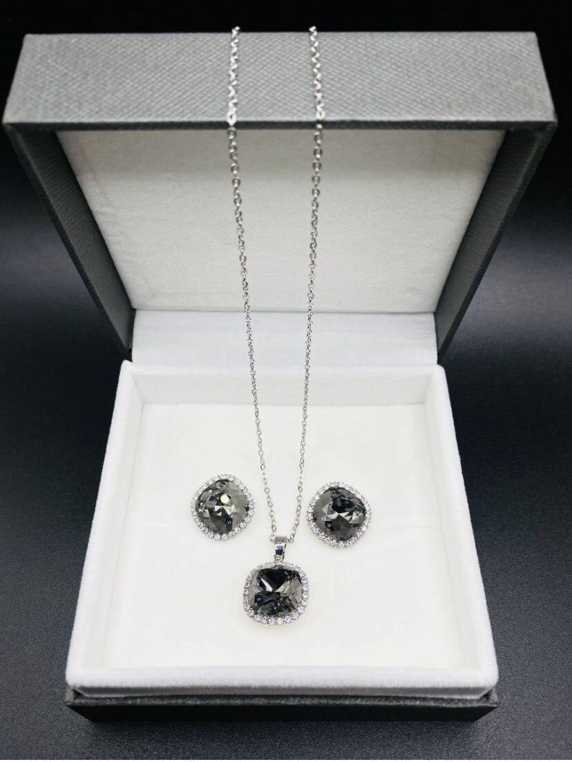 Комплект бижутерии: серьги, колье