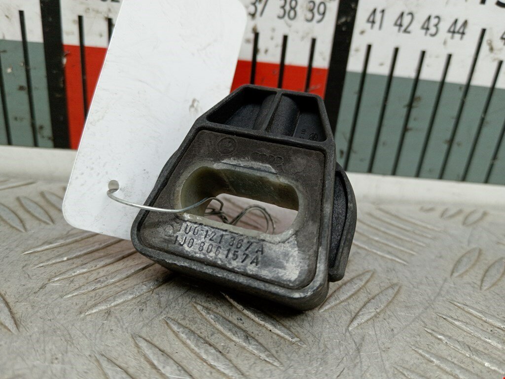 Кронштейн (крепление) радиатора Volkswagen Golf 4 1J0806157F арт. 2185604