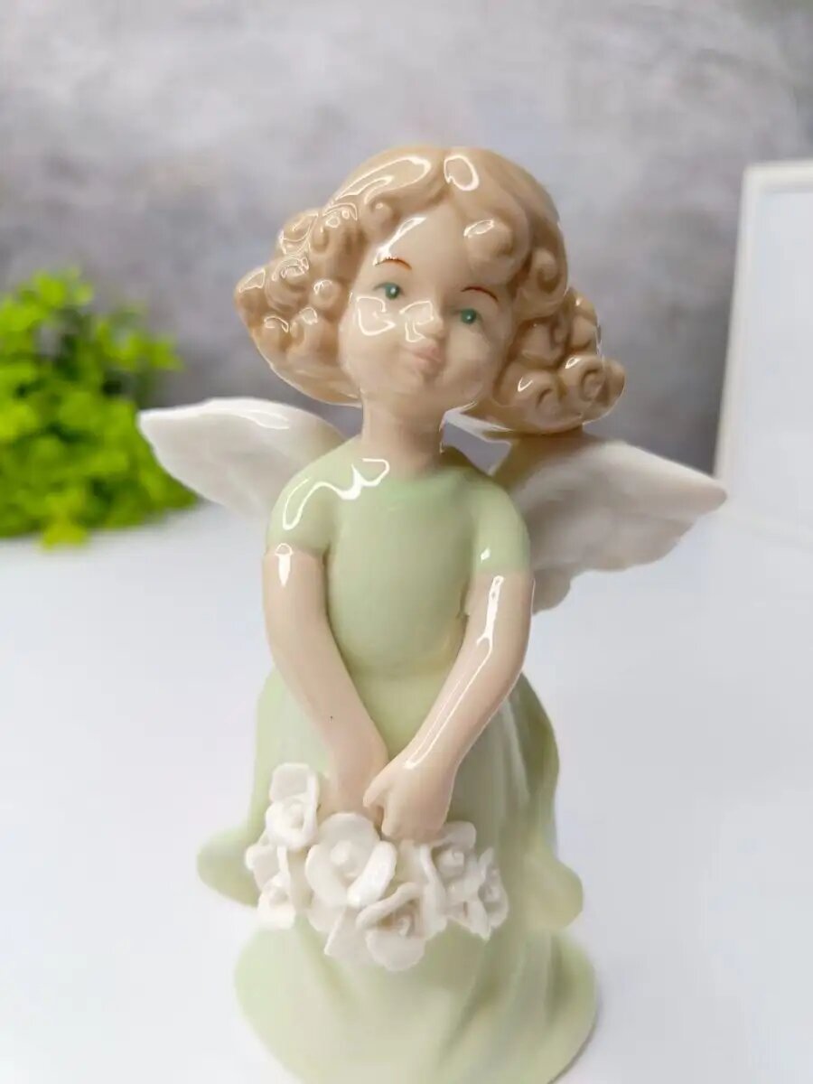 Фигурка коллекционная фарфоровая Девочка - ангелочек с цветами, высота 13,5 см