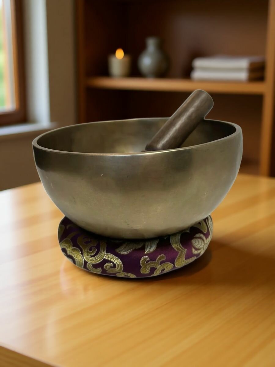 Тибетская поющая чаша кованая: диаметр 19.2 см, нота Ля, частота вибрации: 236 Гц, в комплекте со стиком и подушечкой