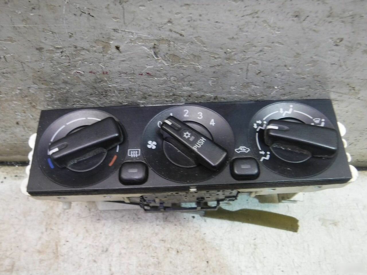 Блок управления отопителем Mitsubishi Space Star I (1998—2002) MR262492