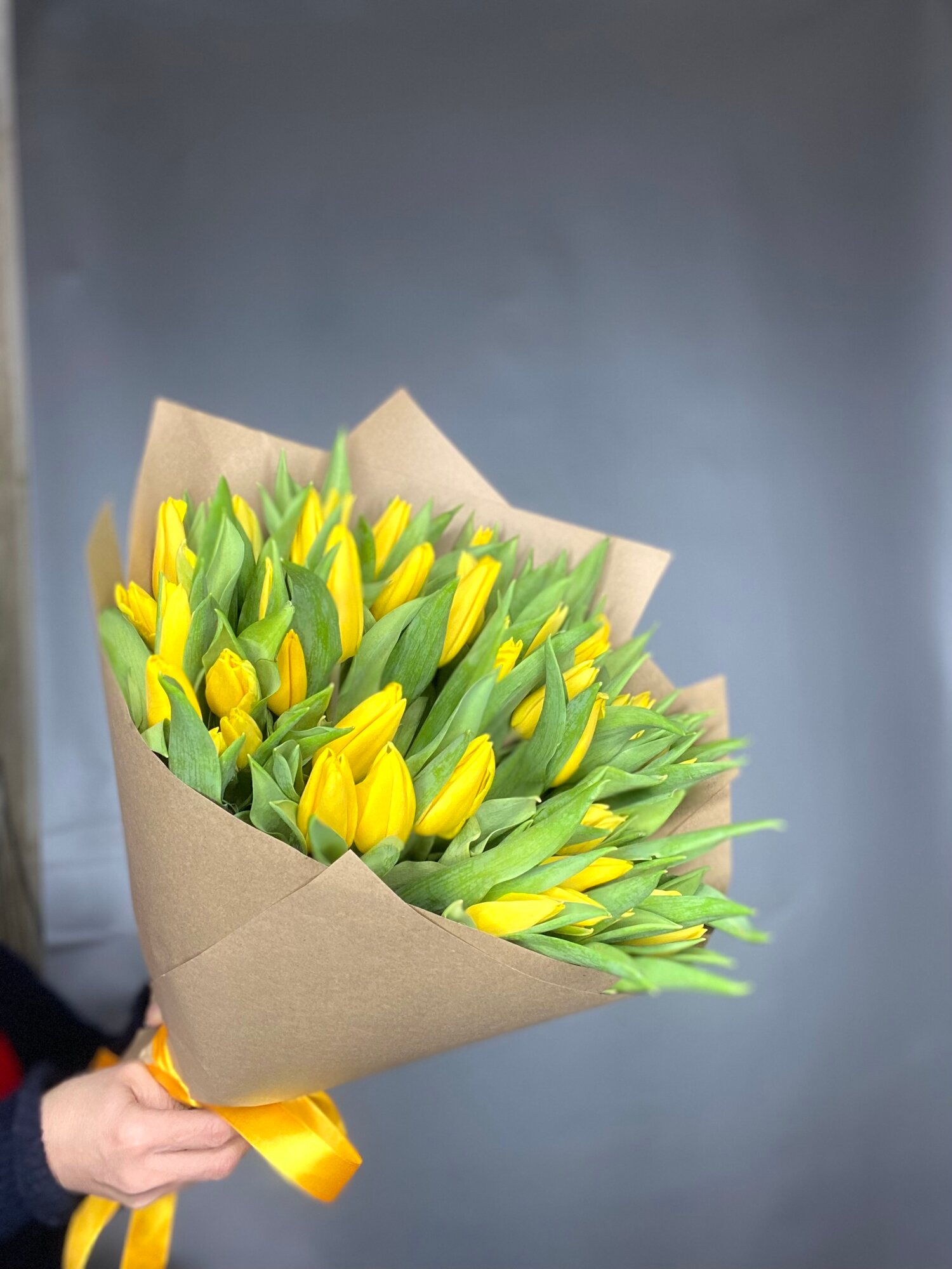 Монобукет "Желтые тюльпаны", 49 штук, на стеблях, 8 марта, выпускной, день знаний, день матери